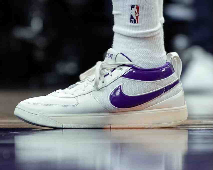 德文-布克首次推出耐克 Book 1 PE，靈感源自 1985 年的 Air Jordan 1 "金屬紫色"。 - Sneaer新品俱樂部